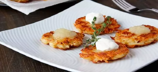 Aartappel pannekoeke met aartappels en zucchini