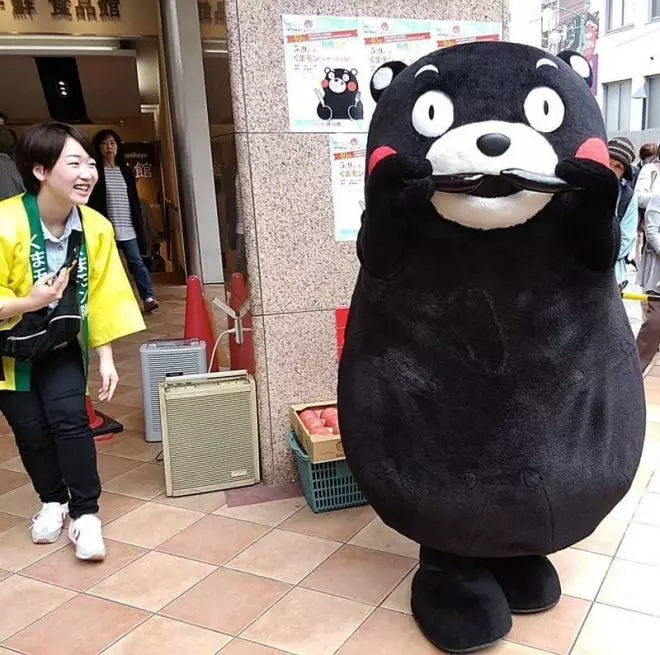 Dette er en fantastisk bjørn kan bli funnet ved utgangen fra flyplassen i Tokyo