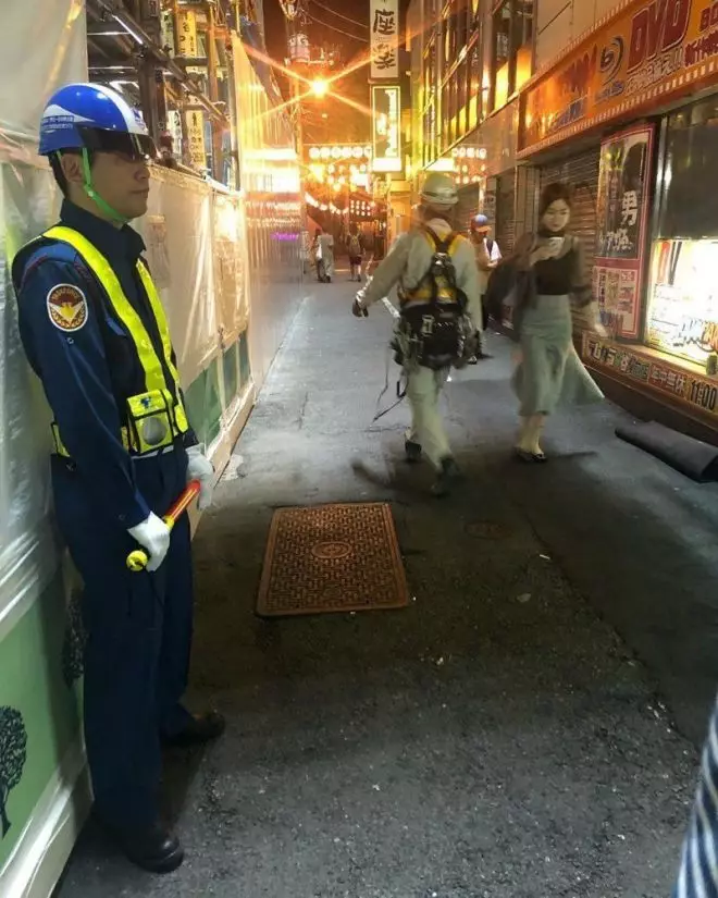 Polis i Tokyo mer som stora futuristiska mannequins