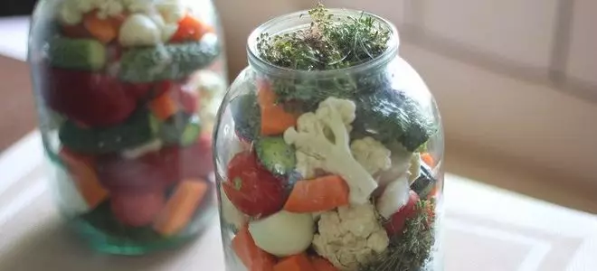Salad berbagai macam dengan kembang kol untuk musim dingin