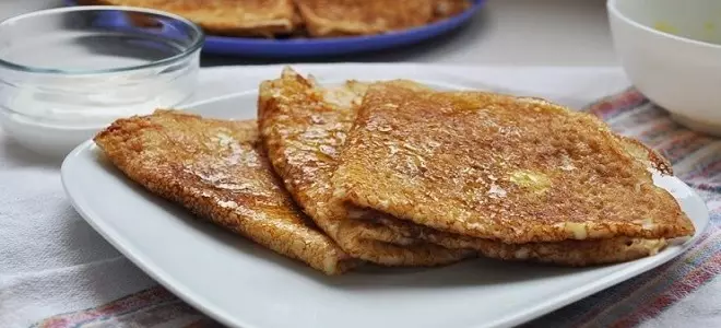 Pancakes dibancuh di kefir dan air mendidih