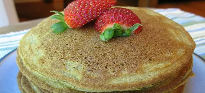 Pancakes mingħajr bajd f'Kefir - riċetta