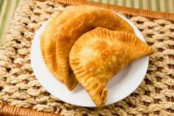 দধি উপর Chebureks জন্য মালকড়ি