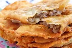 Kefir এ মাংস সঙ্গে Chebureks