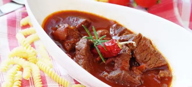 Goulash ໃນ BEEF ຮັງກາຣີ - ສູດ