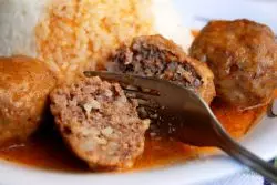 Kalan-on meatballs uban sa resipe bugas