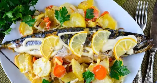 Yakabikwa mackerel ine mbatatisi mune oven - inonaka ndiro dzezororo uye zuva rega rega