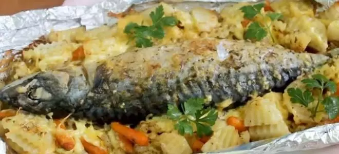 Mackerel i le ogaumu ma pateta i le fagota