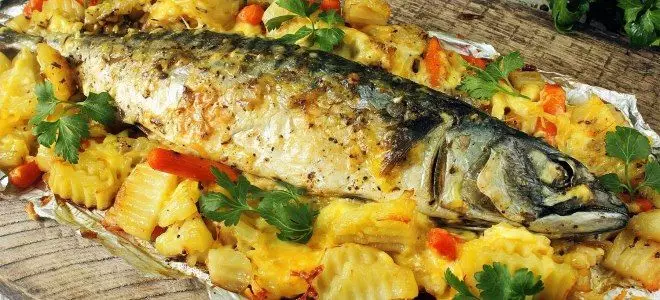 Mackerel ଆଳୁ ଏବଂ ପନିପରିବା ସହିତ ପାକ