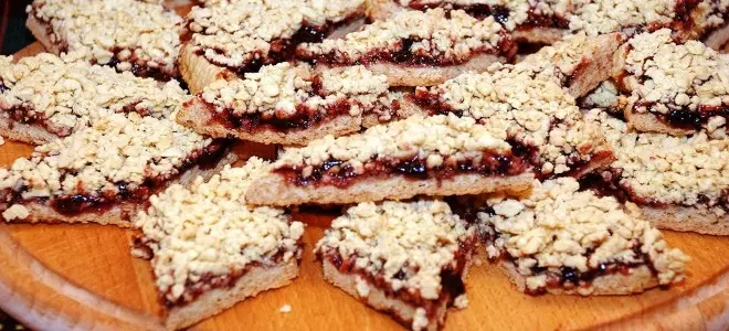 Geraspte cookies met jam op mayonaise