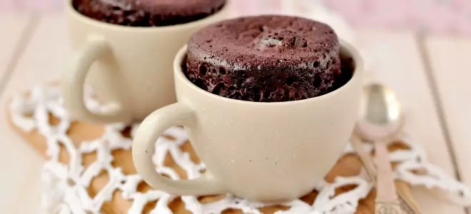 Muffin in una tazza nel forno a microonde