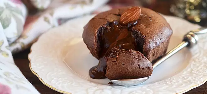 Cupcake de chocolate con recheo líquido no forno