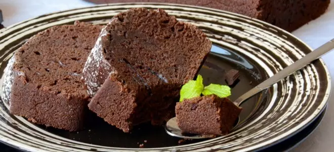 Cupcake de chocolate sobre crema agria no forno