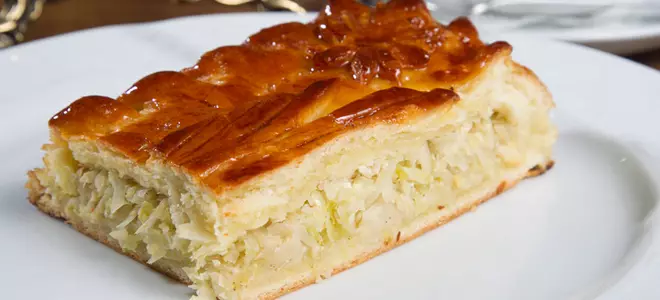 Enostavna torta kvasa z zeljem