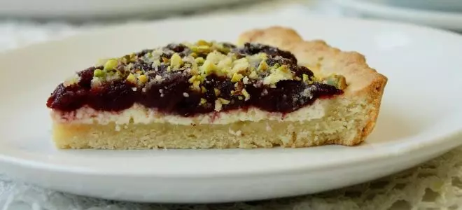 Gâteau avec fromage cottage et cerise