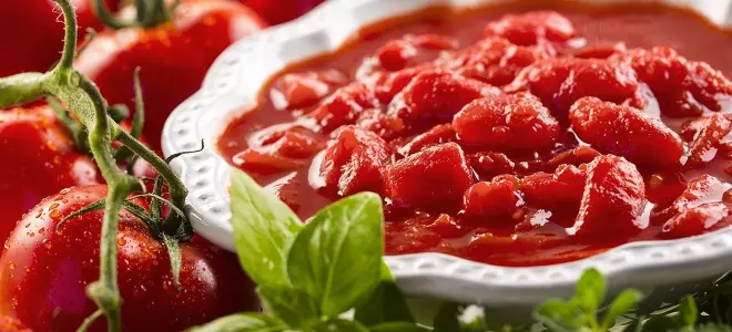 Fette di pomodori nel proprio succo