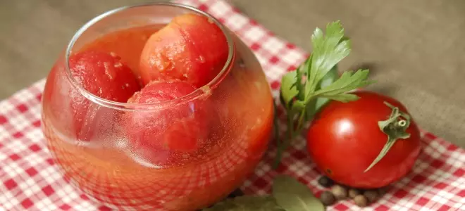 Gezuiverde tomaten in hun eigen sap voor de winter