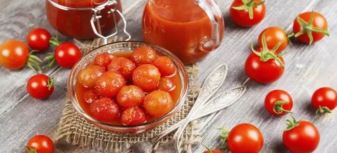 Zoete tomaten in hun eigen sap voor de winter