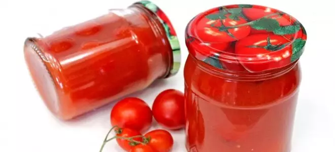 Spicy tomatoes in their own juice with horseradish