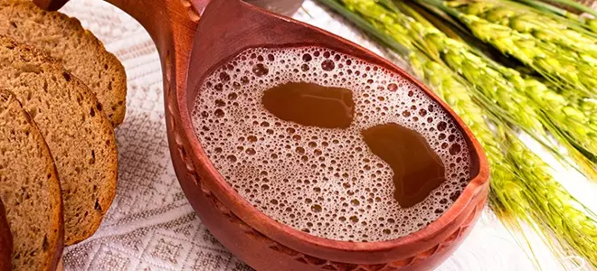 Kvass ගෙදර හැදූ පාන් යීස්ට් වට්ටෝරුව