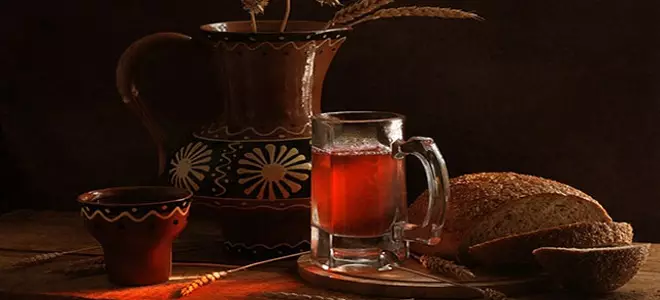 කළු පාන් වලින් ගෙදර හැදූ kvass සෑදීම කෙසේද?