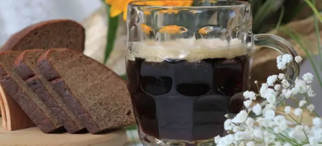 Zelfgemaakte kvass van roggebrood