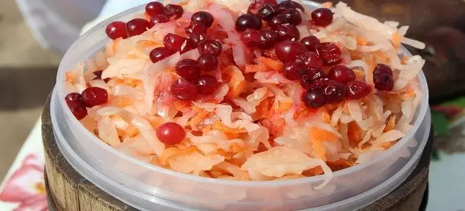 Resep kanggo sauerkraut krasan sing enak kanthi bit, mrico lan apel 29381_10