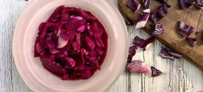 Recipe para sa isang napakasarap na homemade sauerkraut na may beet, paminta at mansanas 29381_13