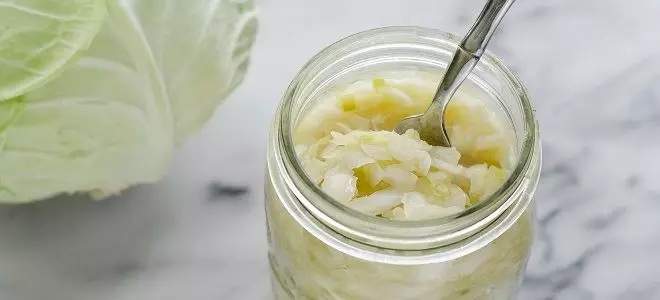 Resep kanggo sauerkraut krasan sing enak kanthi bit, mrico lan apel 29381_14