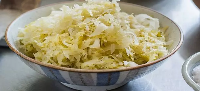 چوٹی، مرچ اور سیب کے ساتھ ایک بہت سوادج گھر sauerkraut کے لئے ہدایت 29381_3