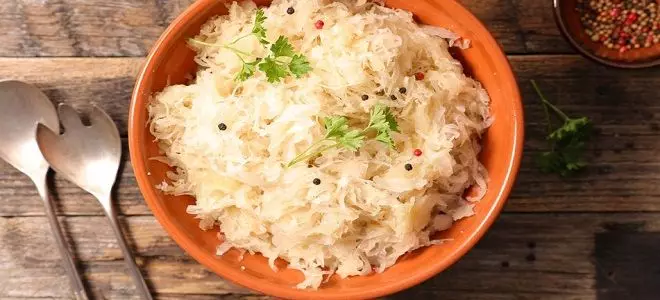 Recipe para sa isang napakasarap na homemade sauerkraut na may beet, paminta at mansanas 29381_4