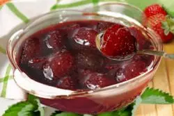 Siksikan ang strawberry jam na walang pagluluto berries.