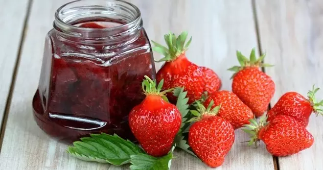 Strawberry jas nyob rau hauv breadmaker - daim ntawv qhia