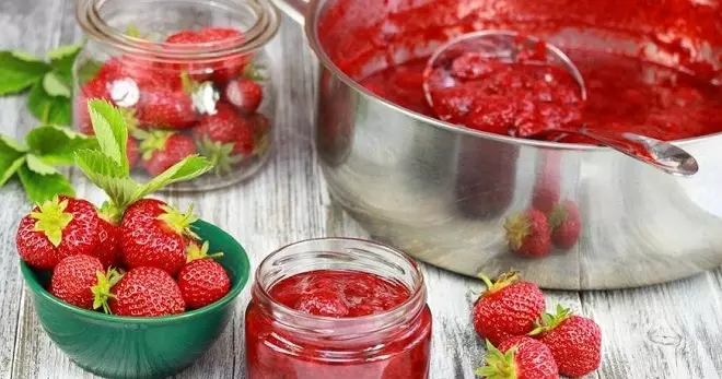 Strawberry jam nrog gelatin rau lub caij ntuj no