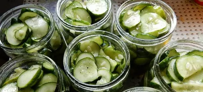 Sailéad cucumbers le garlic don gheimhreadh