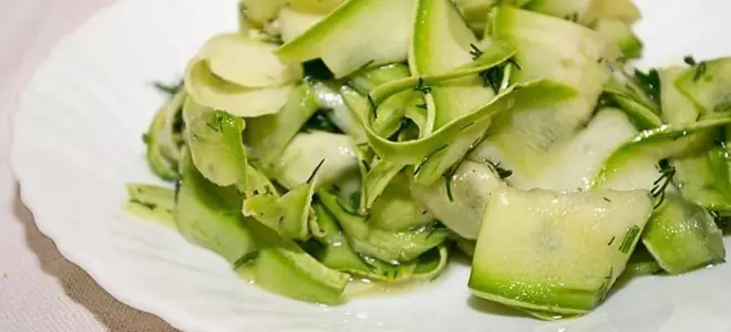 Saladi lati raw zucchini