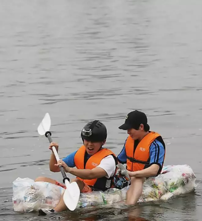 Meninos em um barco de polietileno