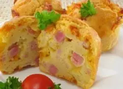 Muffins sareng ham sareng kéju