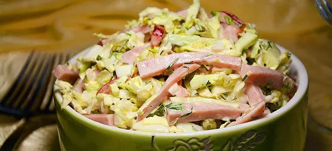 Salad với bắp cải và dưa chuột với việc bổ sung đậu Hà Lan, cà rốt, trứng, xúc xích, ớt và các thành phần khác 29850_12