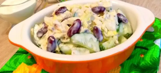 Salat med kål og agurk med tillegg av erter, gulrøtter, egg, pølser, paprika og andre ingredienser 29850_13