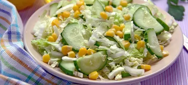 Salad với bắp cải và dưa chuột với việc bổ sung đậu Hà Lan, cà rốt, trứng, xúc xích, ớt và các thành phần khác 29850_3