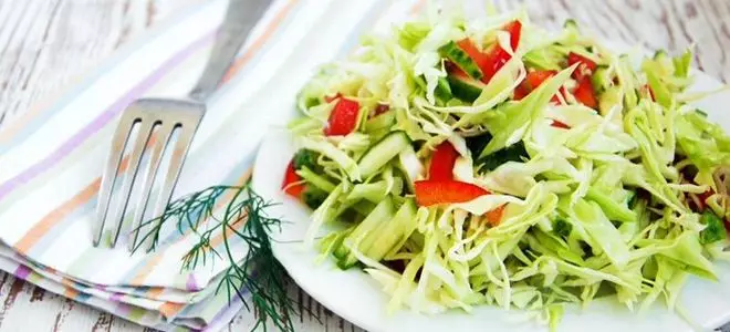 Salad với bắp cải và dưa chuột với việc bổ sung đậu Hà Lan, cà rốt, trứng, xúc xích, ớt và các thành phần khác 29850_4