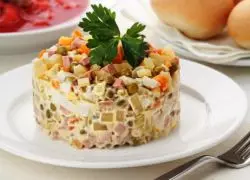 Salad klasik Olivier dengan resipi sosej