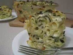 Macaroni kanssa mökkijuusto