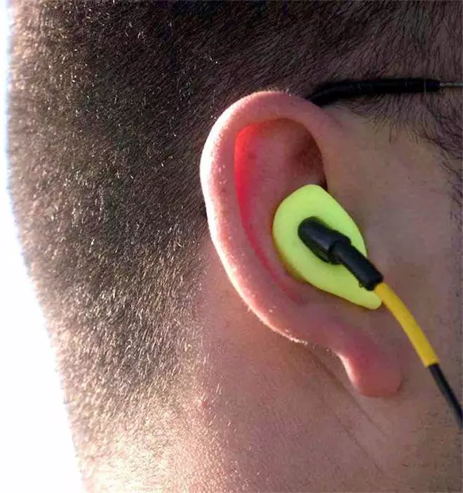 Headphone di telinga.