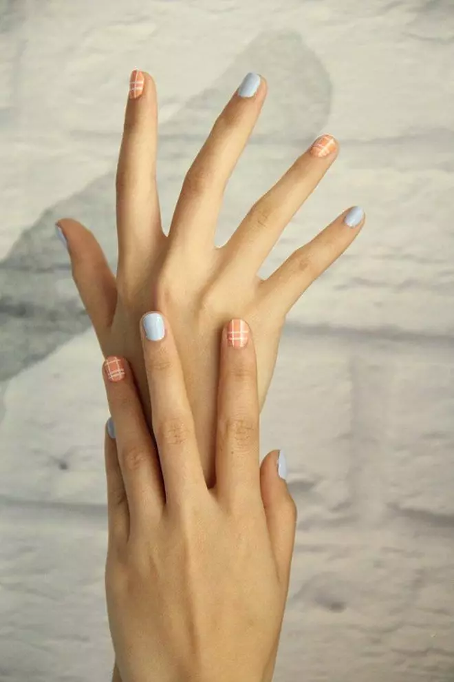 Tangan dengan manicure.