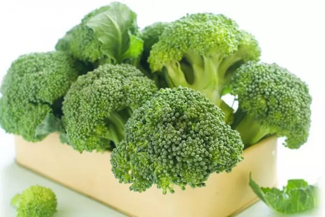 Brokoli - ngembang sareng perawatan di kebon 31203_2