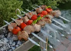 Kiwi vepřové kebab.