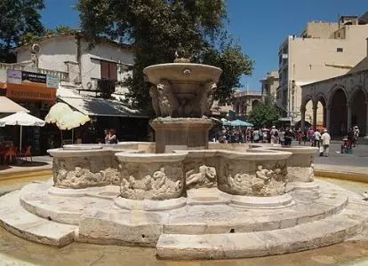 Nagyeyelong fountain sa Heraklion.