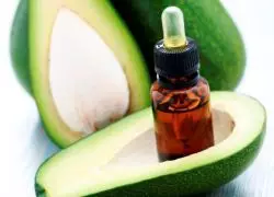 Aplicación de aceite de aguacate del cabello